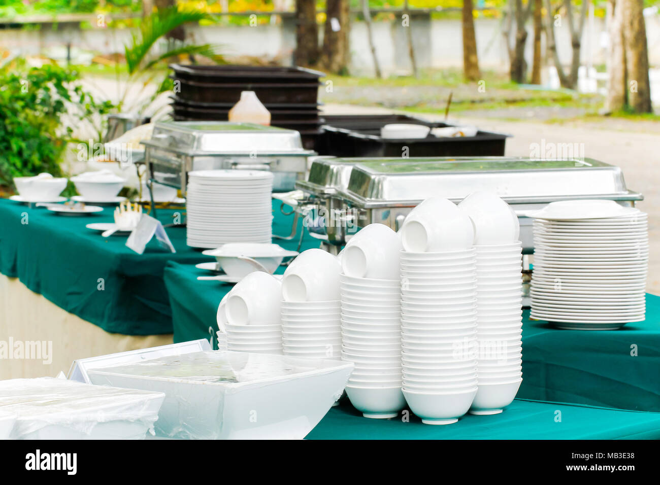 Empty dinner plates stacked hi-res stock photography and images - Alamy