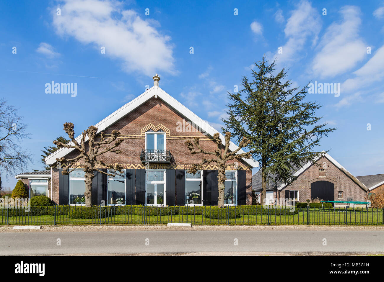 Typical Dutch farmhouse on the countryside Stock Photo - Alamy