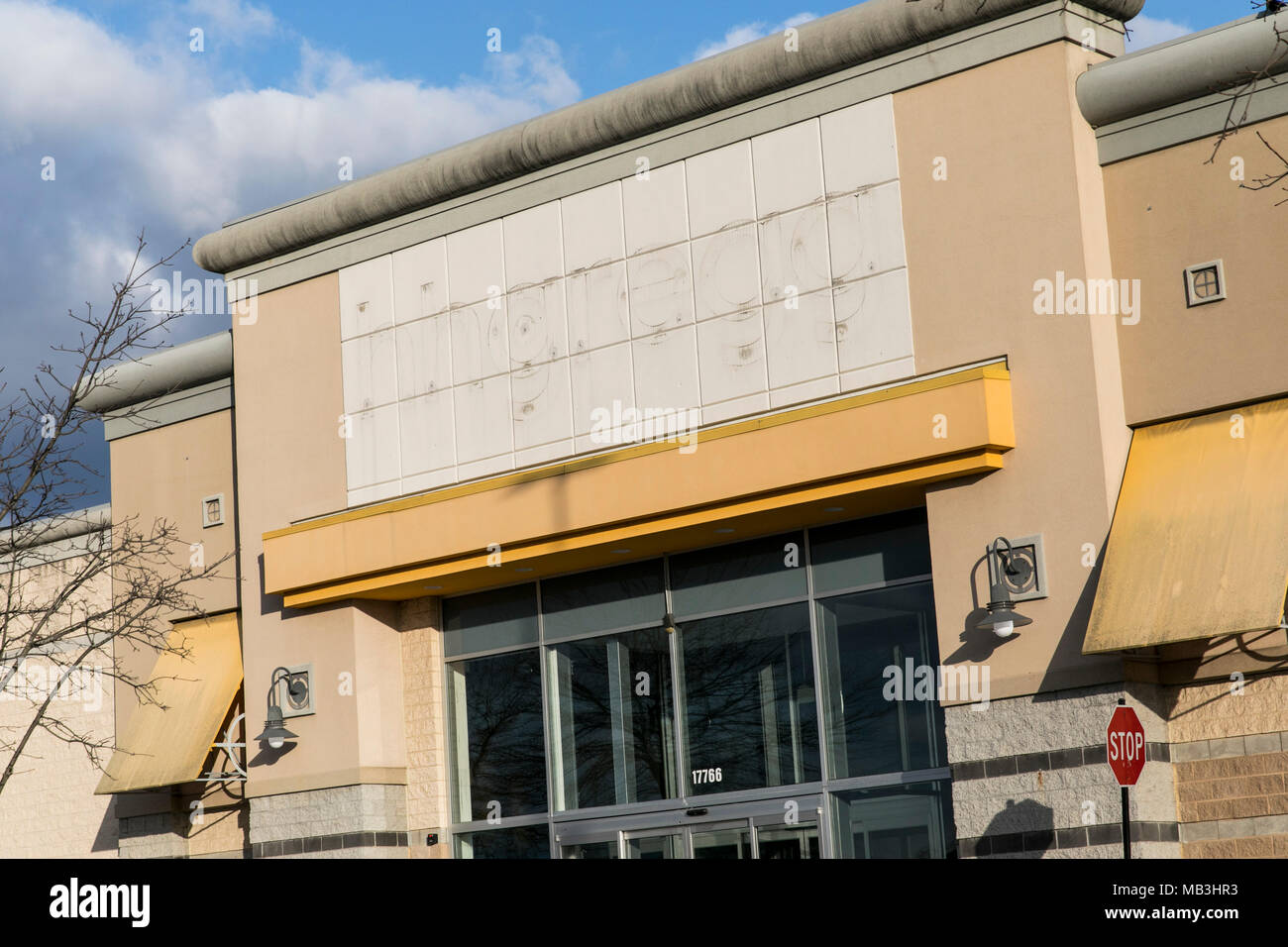 Hhgregg storefront hi-res stock photography and images - Alamy