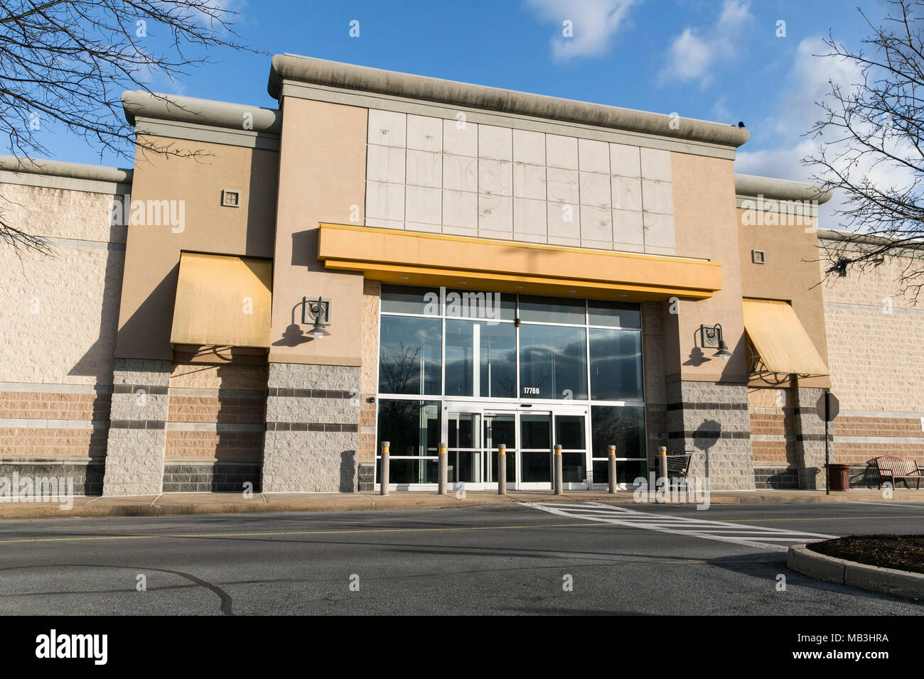The outline of a hhgregg logo in a now closed retail store front in ...