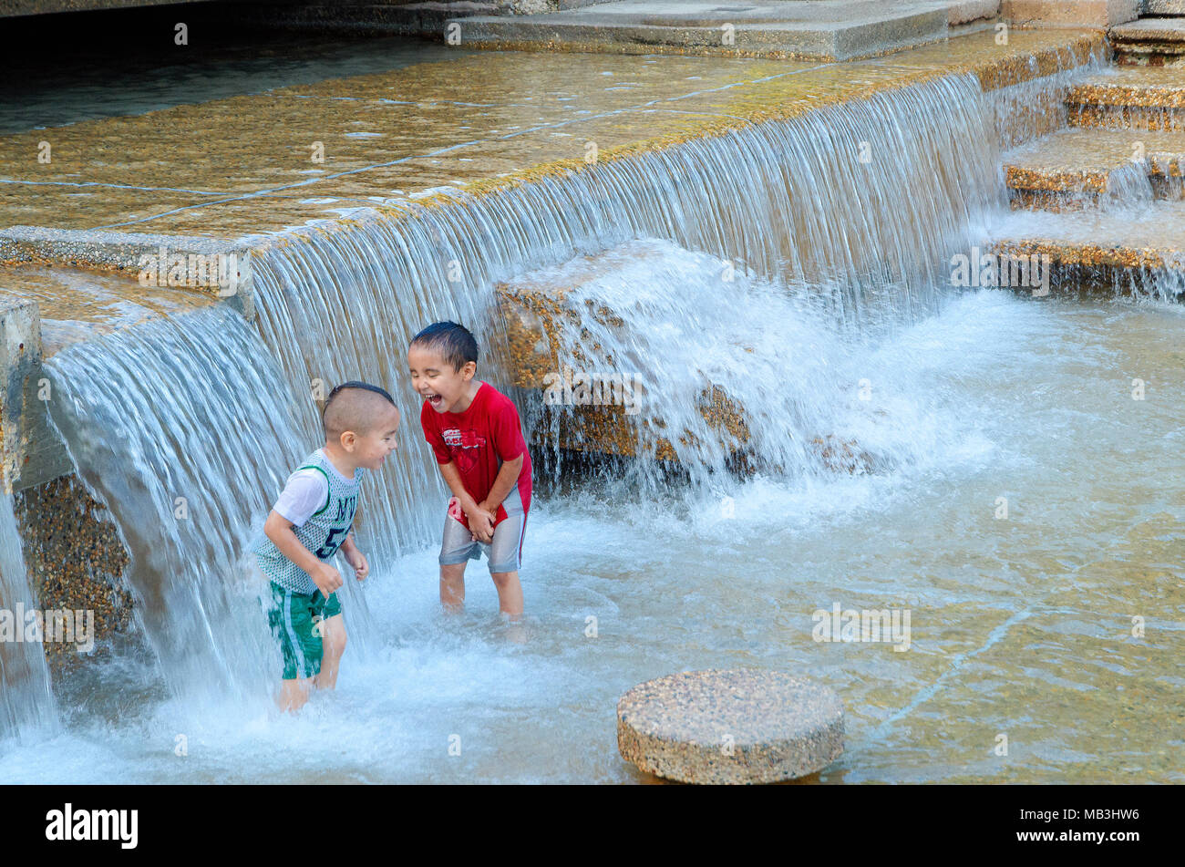 Canada children playing first nations hi-res stock photography and ...