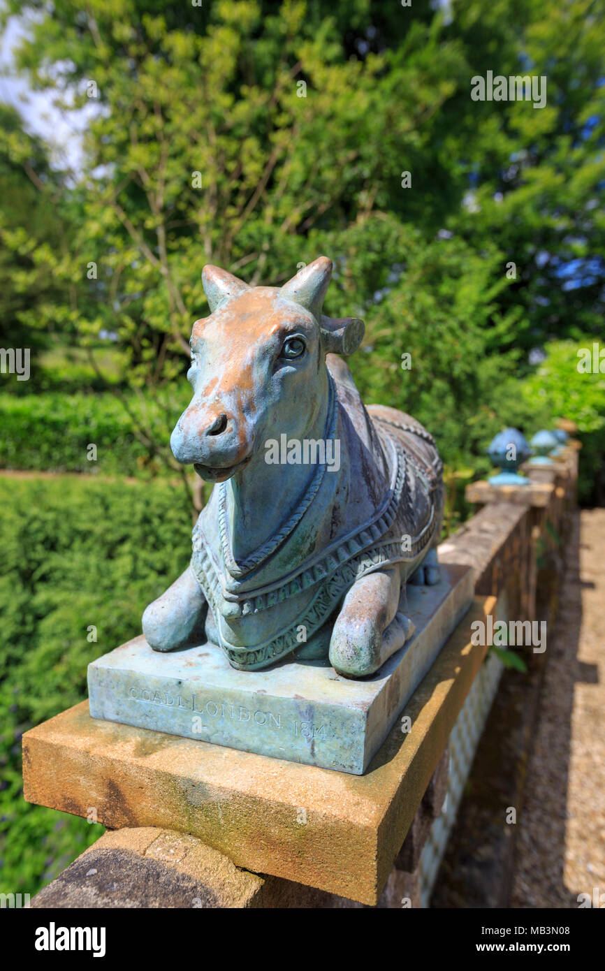 Stone cow sculpture hi-res stock photography and images - Alamy