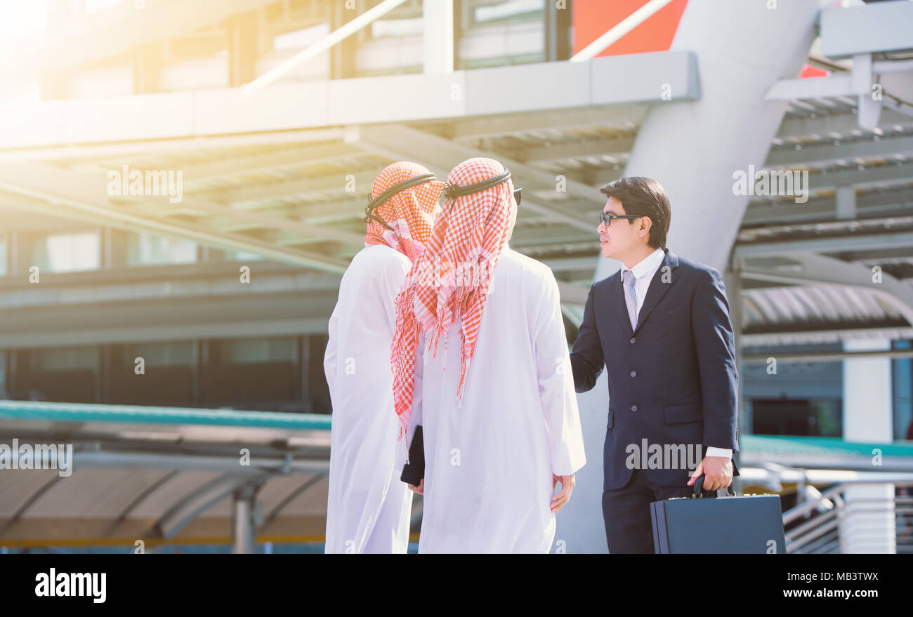 Two arab men shaking hands High Resolution Stock Photography and Images ...