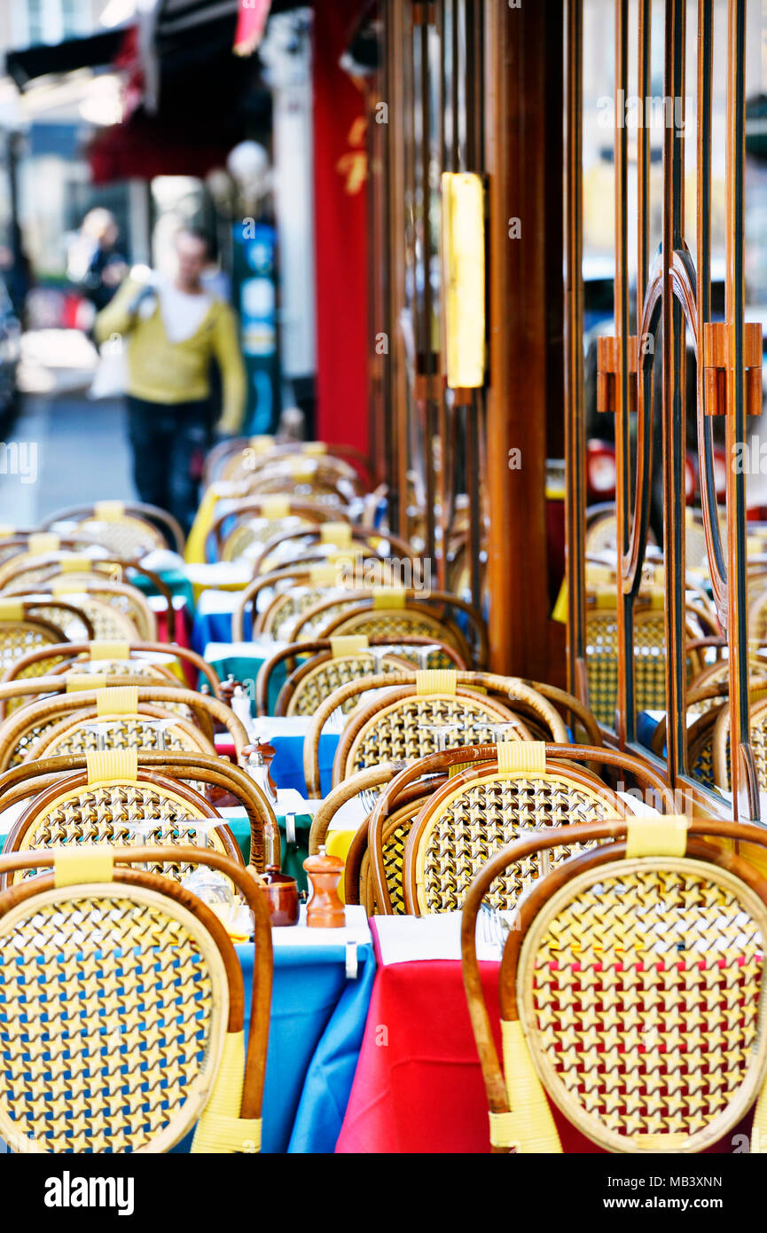 Dinner in streets of paris hi-res stock photography and images - Alamy