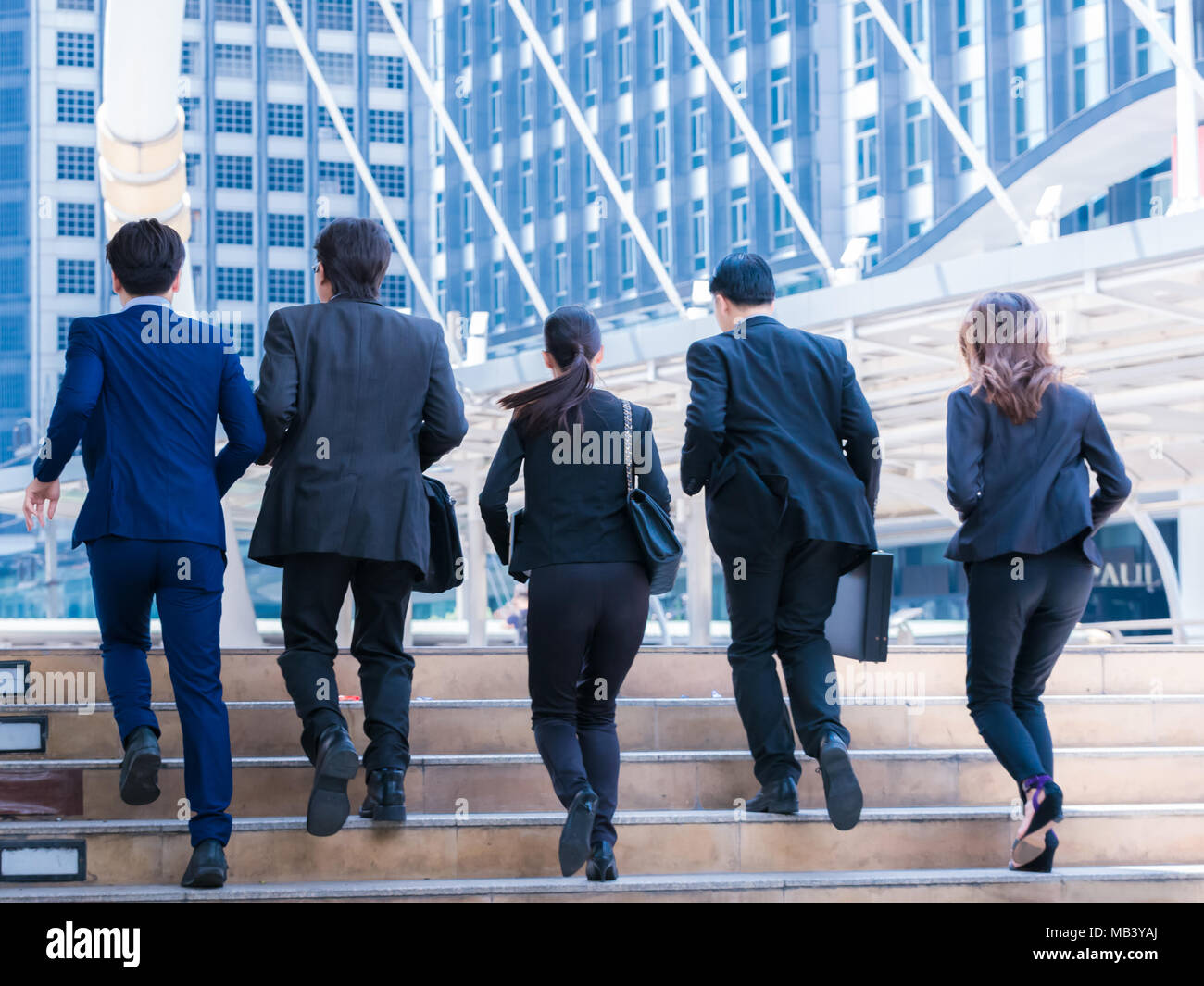 Businesspeople running group hi-res stock photography and images - Alamy