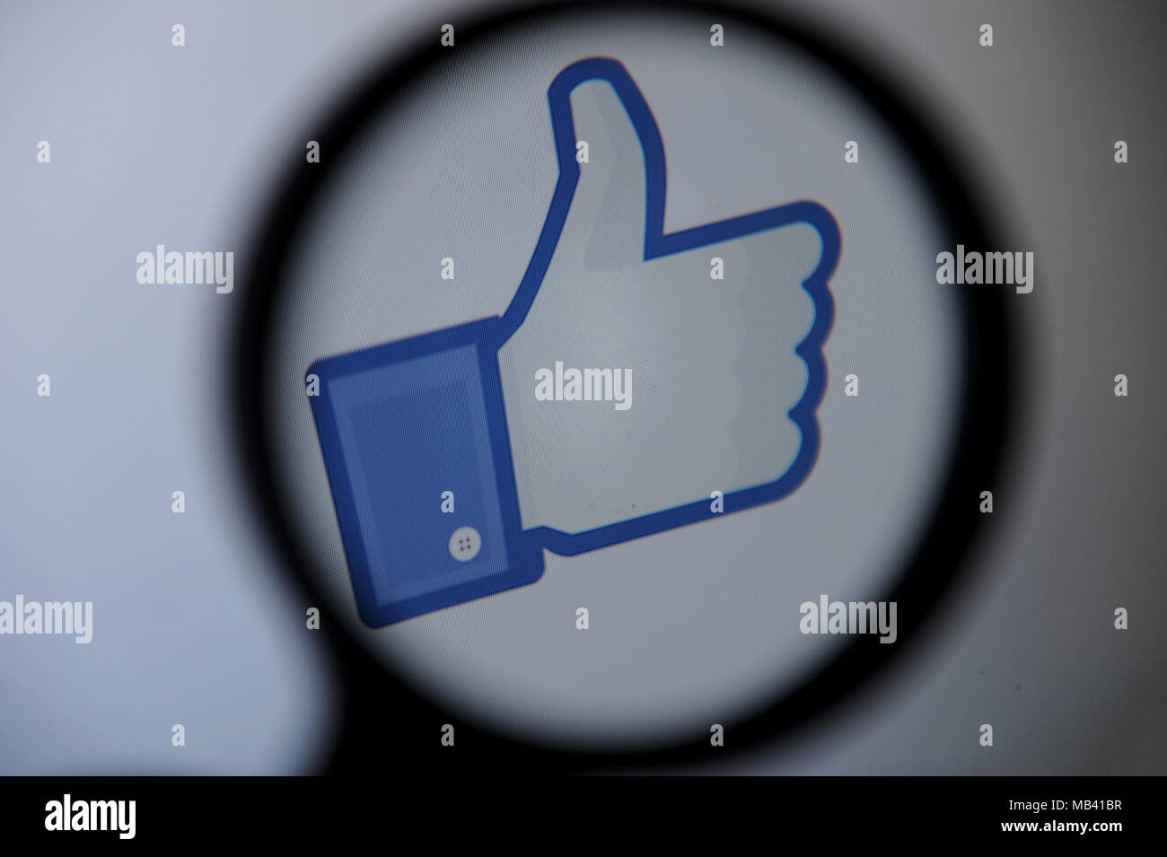 Facebook users hi-res stock photography and images - Alamy