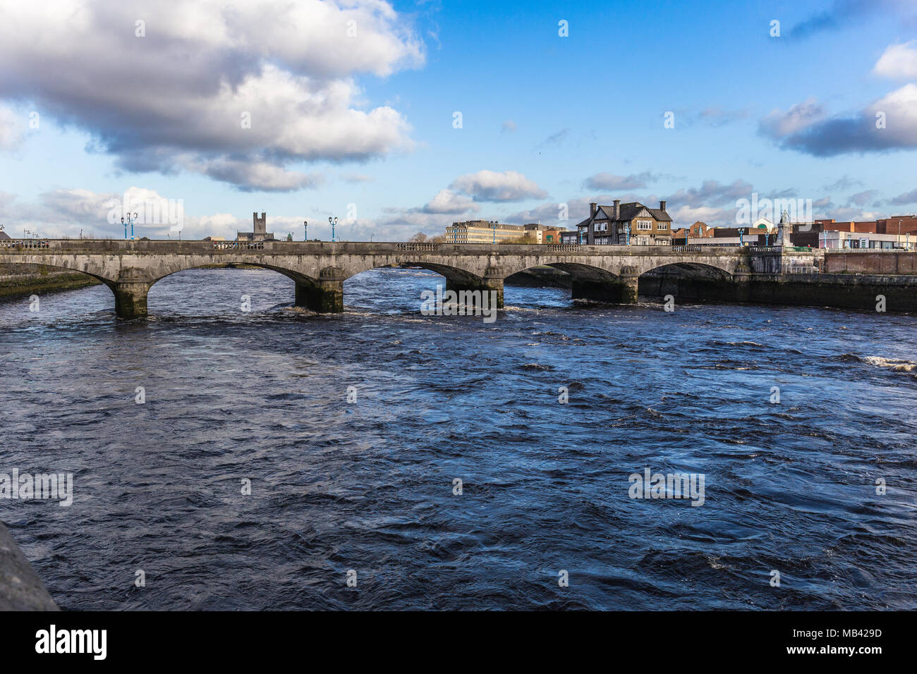 Limerick bridge hi-res stock photography and images - Alamy