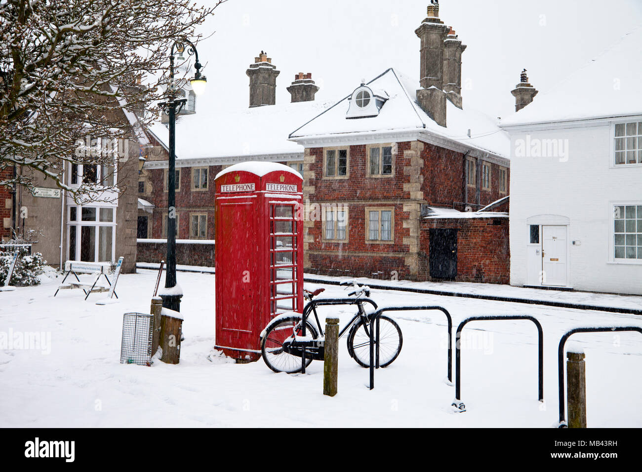 Salisbury cathedral snow hi-res stock photography and images - Alamy