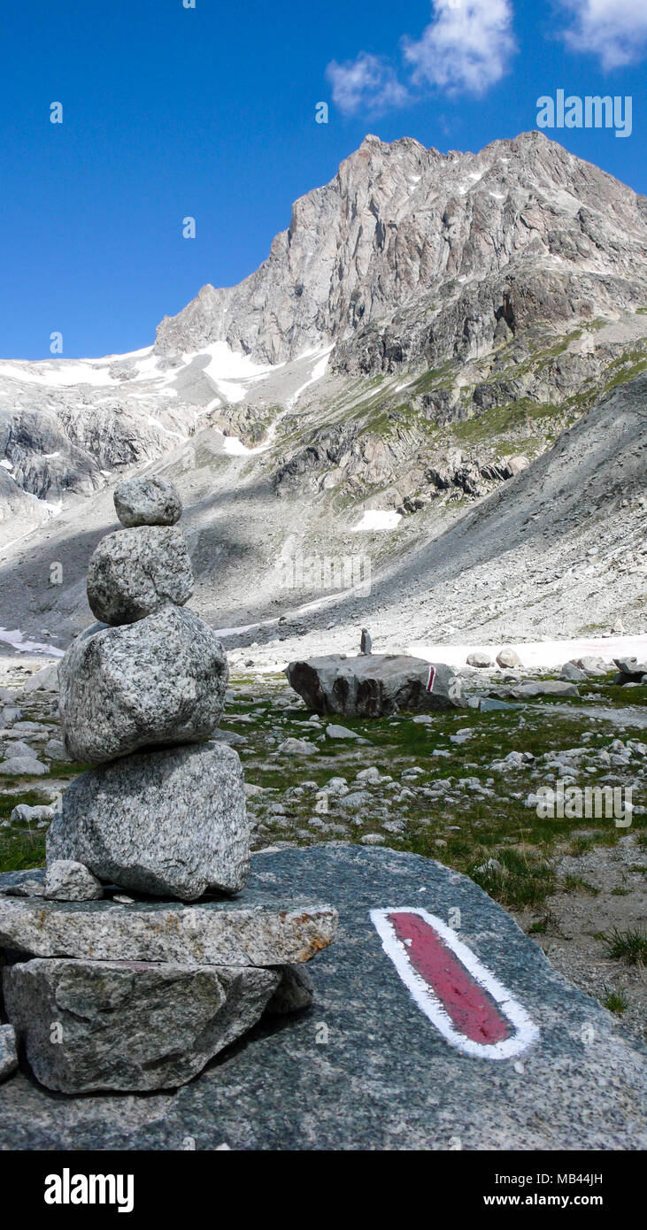 Cairn trail marker hi-res stock photography and images - Alamy