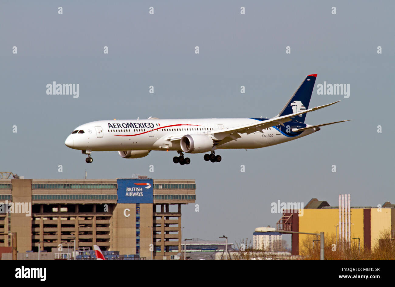 Boeing 787 dreamliner side view hi-res stock photography and images - Alamy