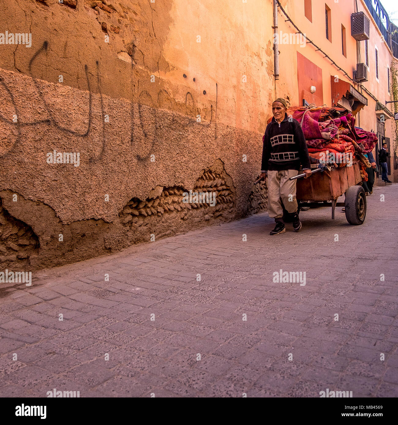 Man pulling cart hi-res stock photography and images - Alamy