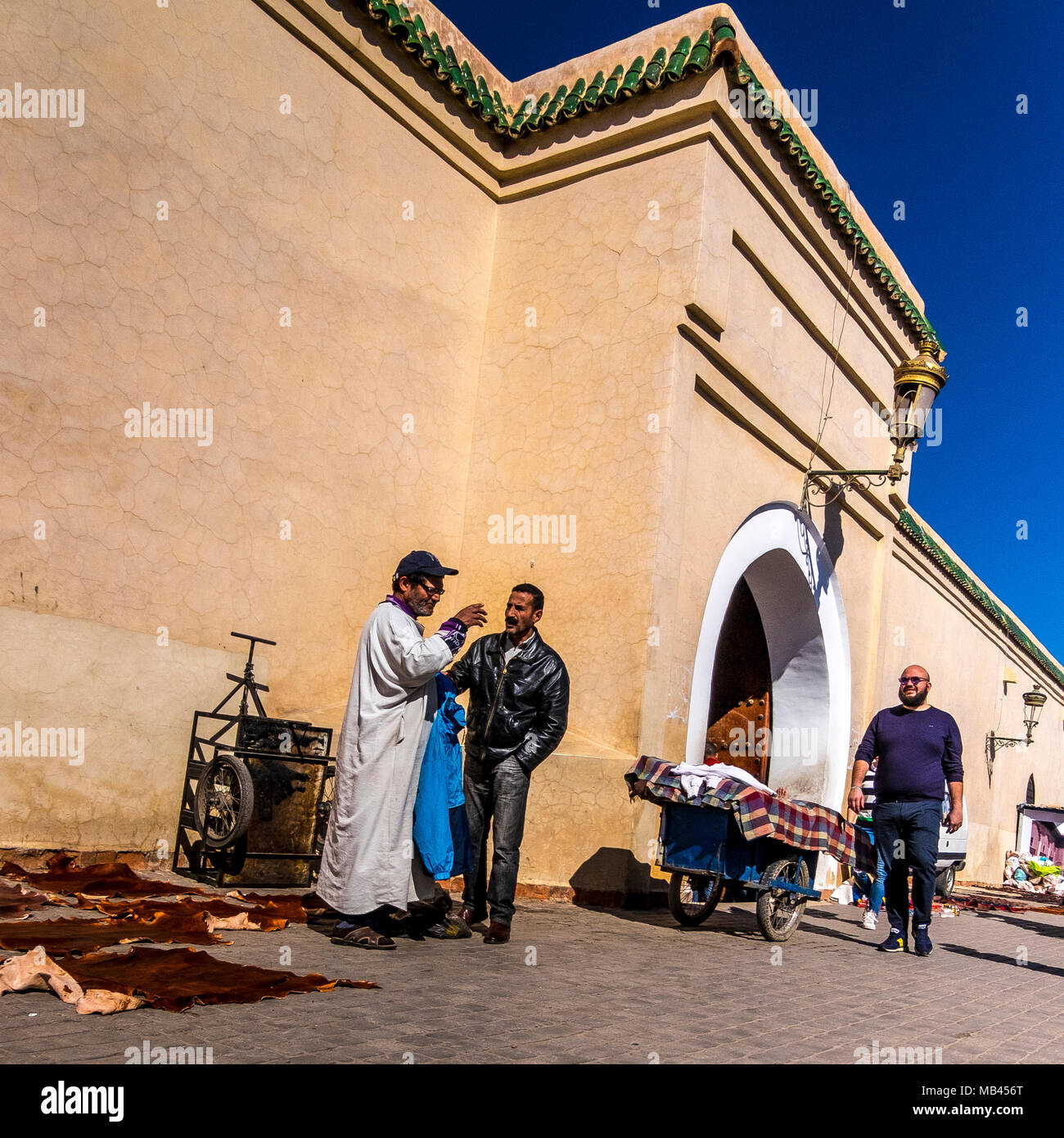 Arab men talking hi-res stock photography and images - Alamy