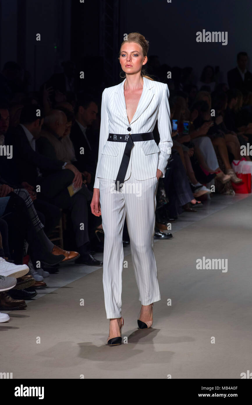 Haute couture catwalk models hi-res stock photography and images - Alamy