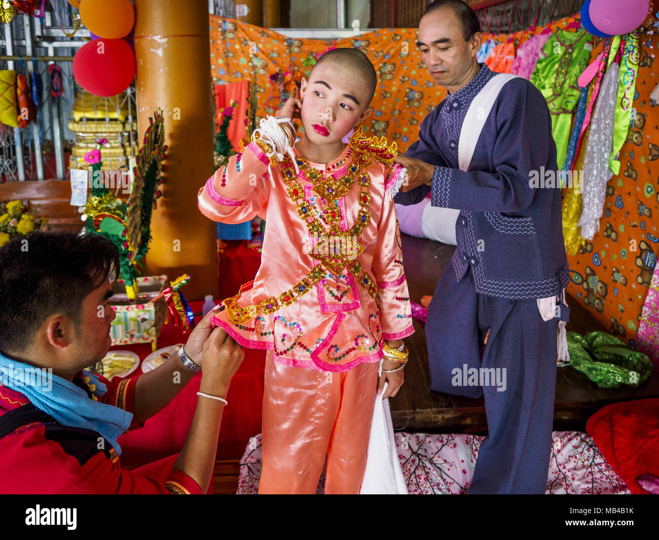 Chiang Mai, Chiang Mai, Thailand. 6th Apr, 2018. A Shan boy gets ready ...