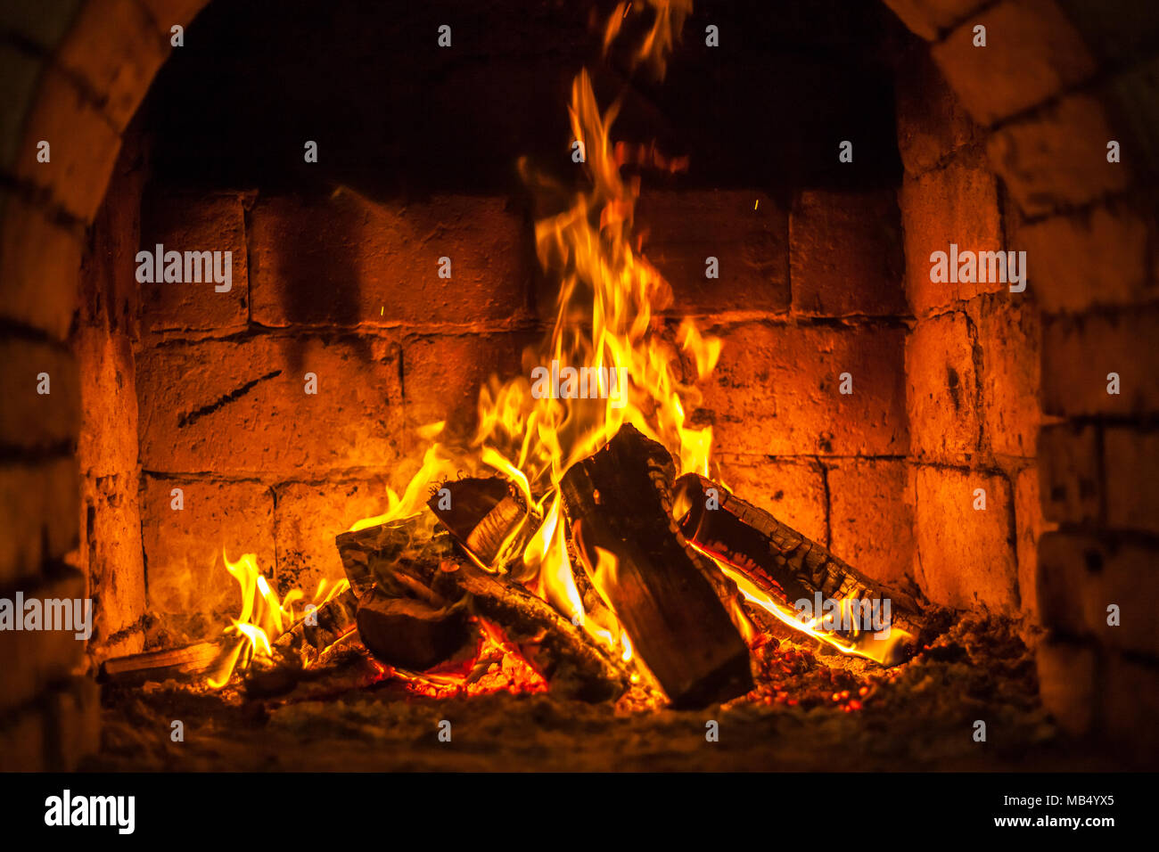 Yule log fire hi-res stock photography and images - Alamy
