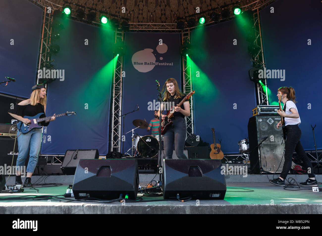 Female singer band stage hi-res stock photography and images - Alamy