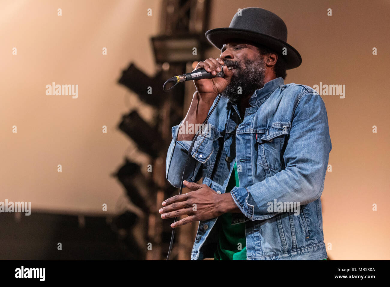 American singer guitarist hi-res stock photography and images - Alamy