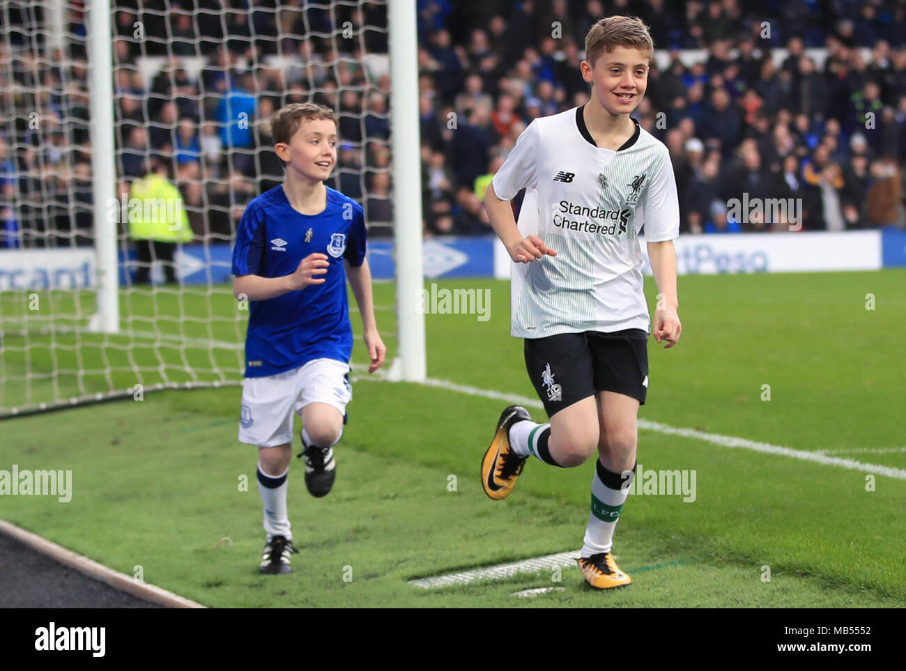Run around pitch half time premier league match goodison park hi-res ...
