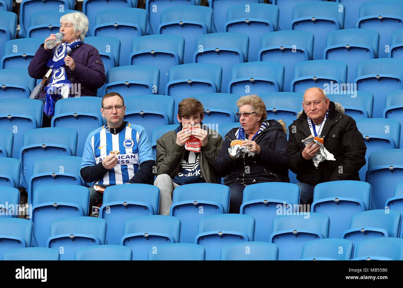 Football fans eating in stadium hi-res stock photography and images - Alamy