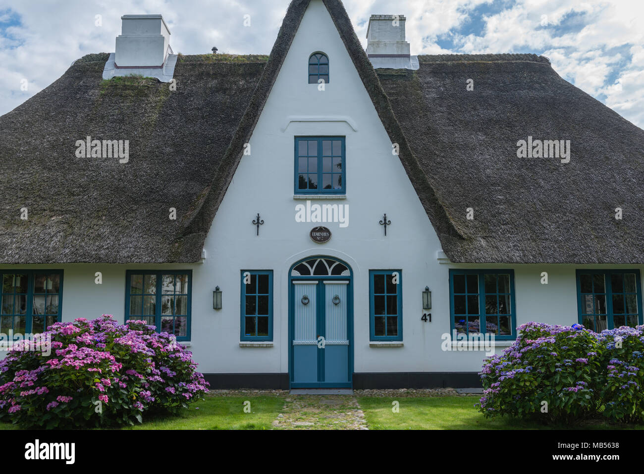 Traditional Frisian house with thatched roof, Keitum, North Sea island ...