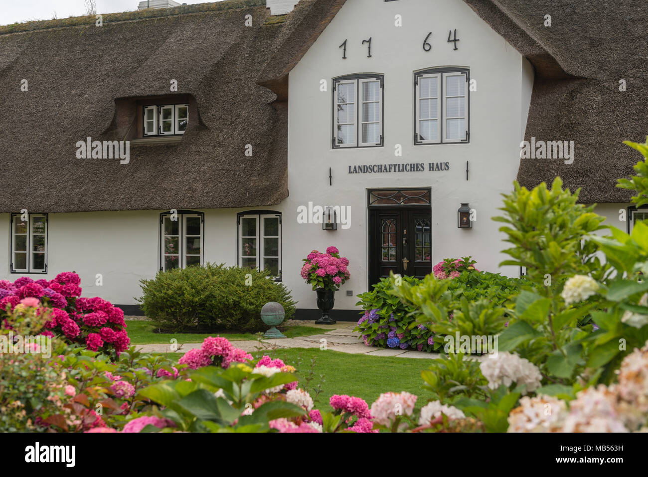 Traditional Frisian house with thatched roof, Keitum, North Sea island ...