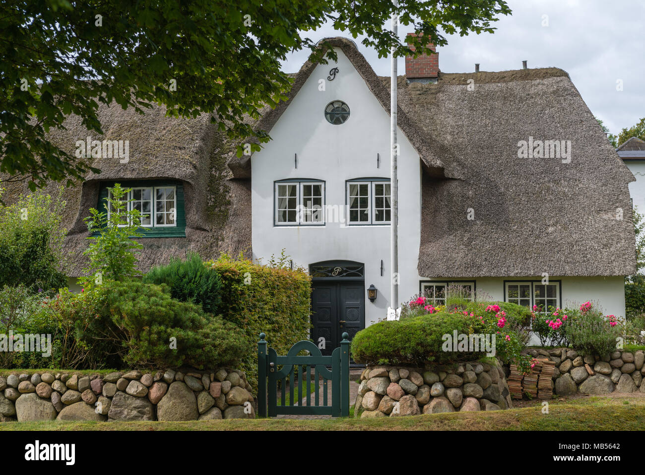 Traditional Frisian house with thatched roof, Keitum, North Sea island ...
