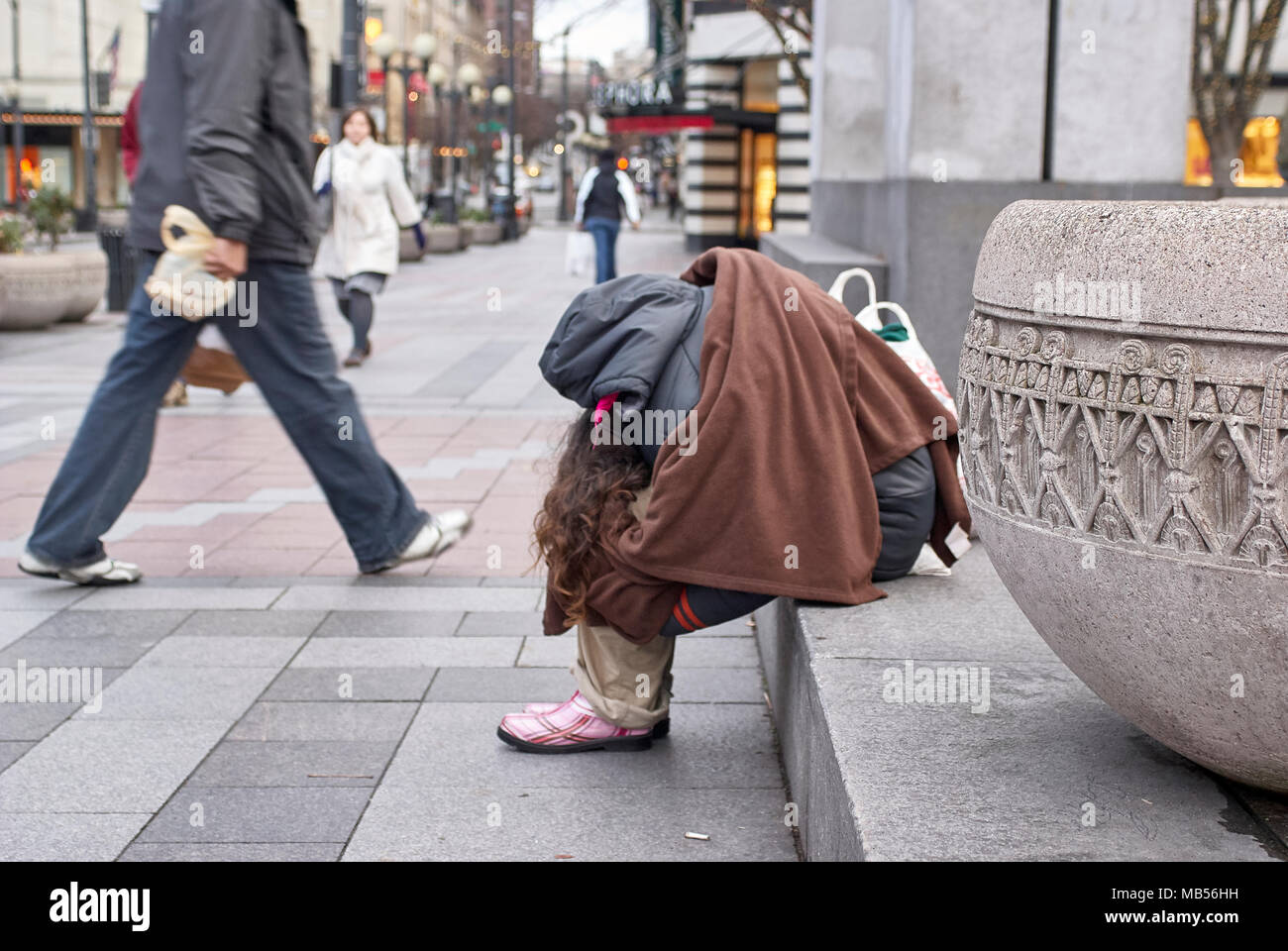 homeless woman alone and keeping warm Stock Photo - Alamy