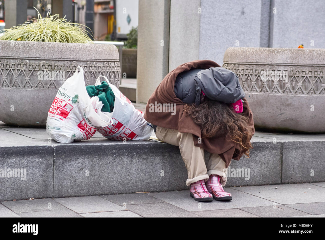 Homeless keeping warm hi-res stock photography and images - Alamy