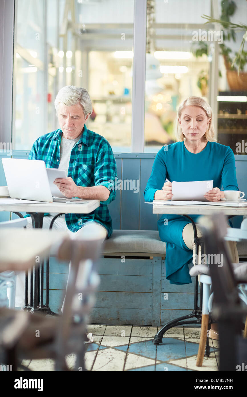 People sitting discussion tables hi-res stock photography and images ...