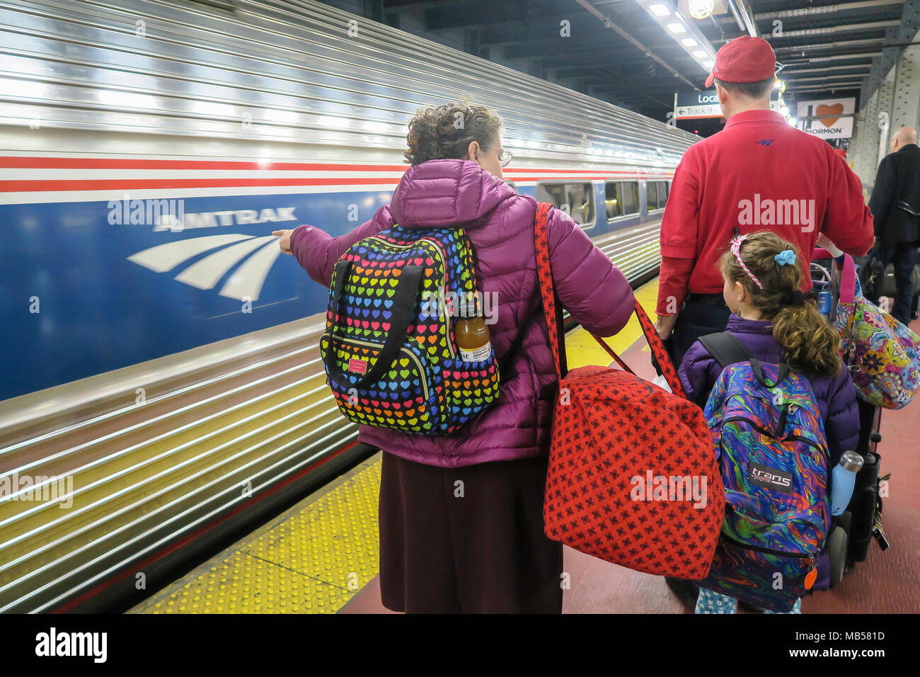 Amtrak passengers with luggage hi-res stock photography and images - Alamy