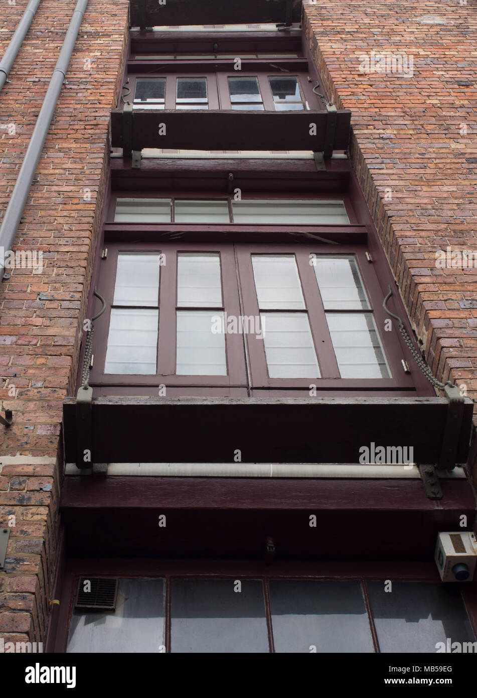 Building glass brick windows hi-res stock photography and images - Alamy