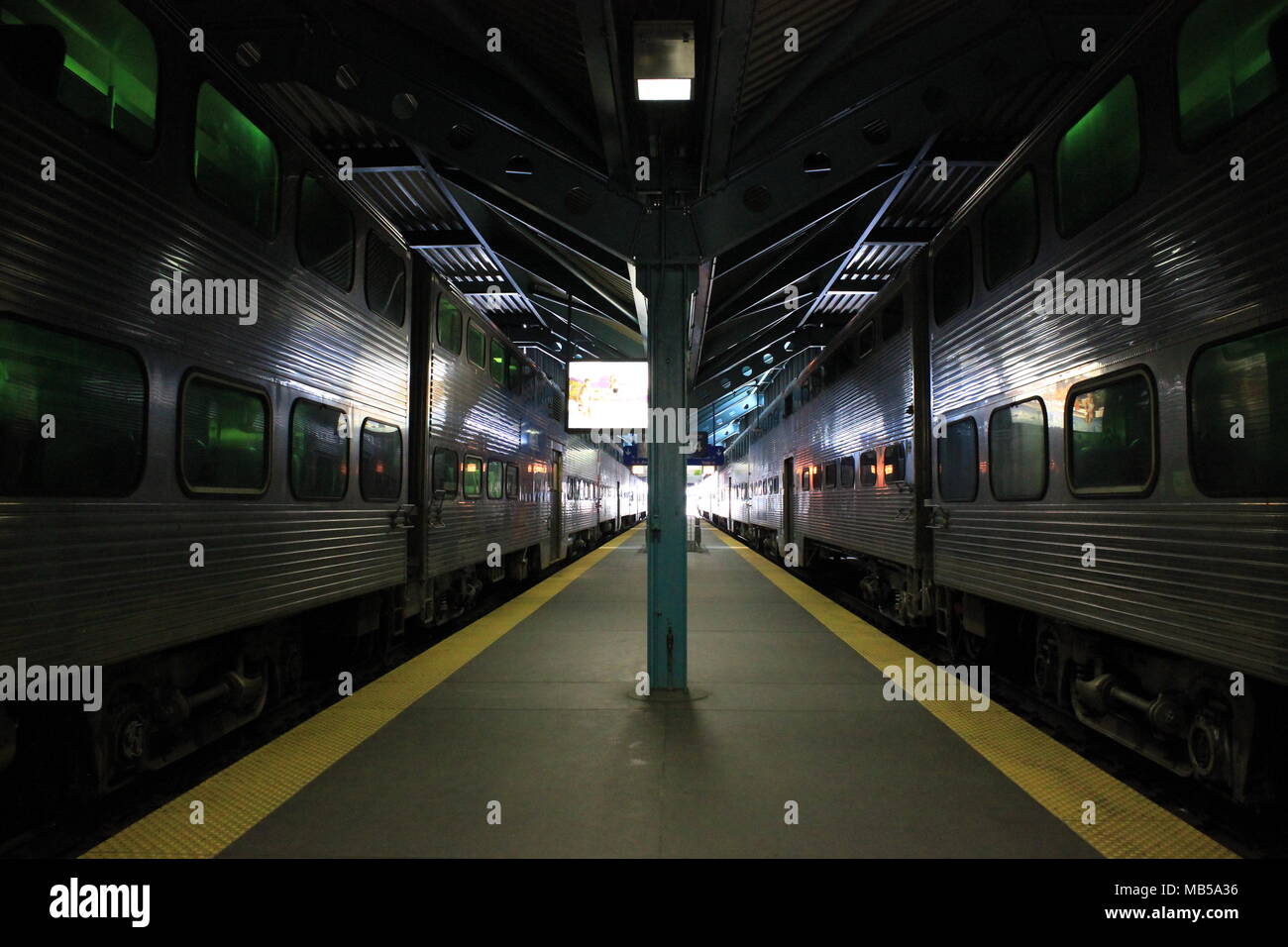 Double loaded platform at Chicago's downtown Northwestern Terminal ...