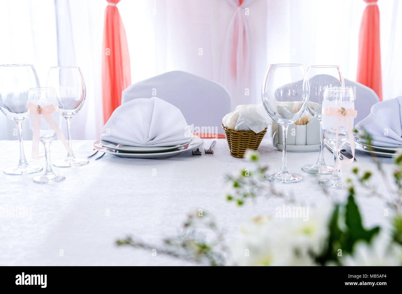 White color setting the table hi-res stock photography and images - Alamy