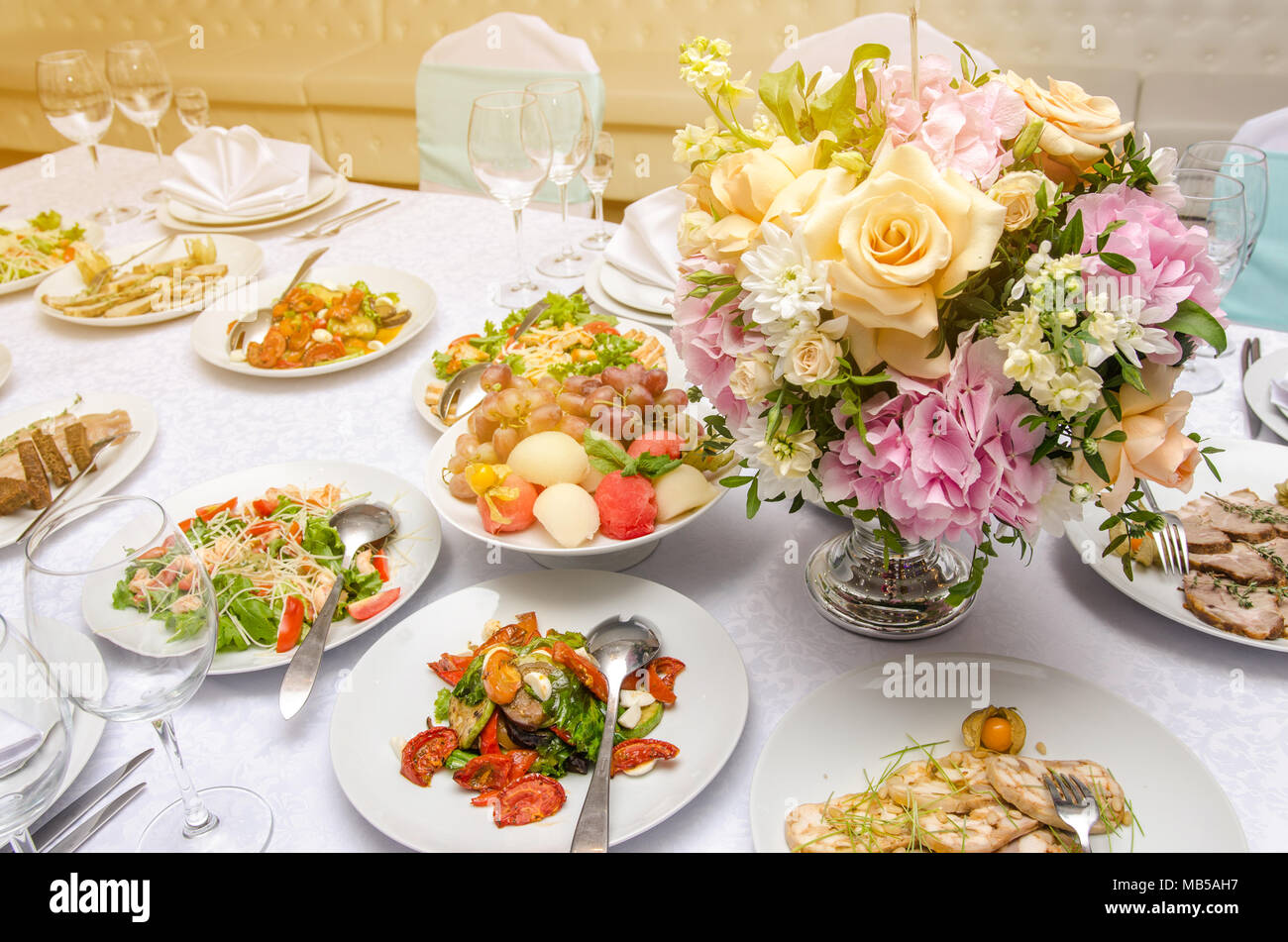 Decorated table dinner in restaurant hi-res stock photography and images - Alamy