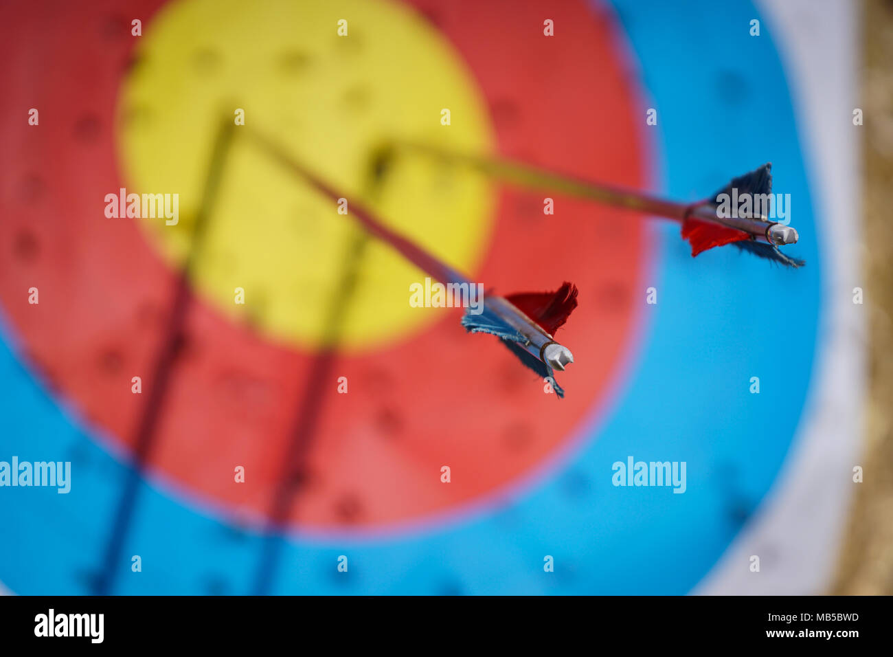 Arrows in archery target board hi-res stock photography and images - Alamy
