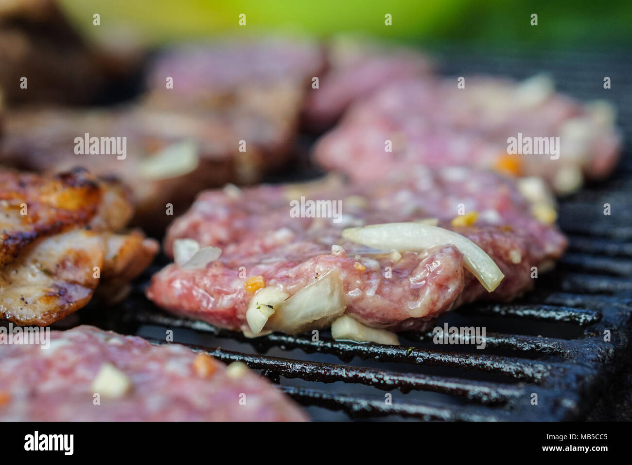 Raw meat on barbecue wire, barbecue preparation, outdoor scene Stock ...
