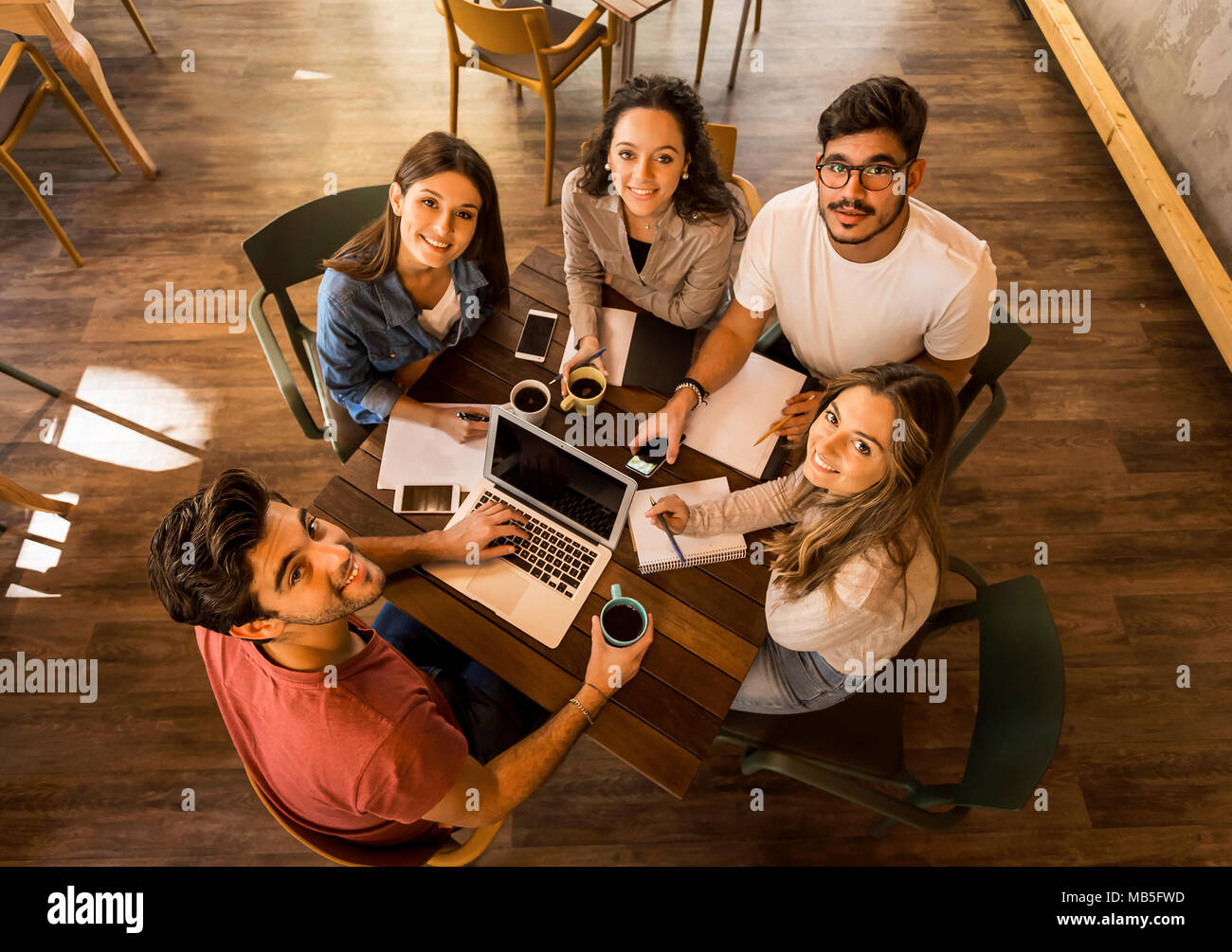 Students teamwork hi-res stock photography and images - Alamy