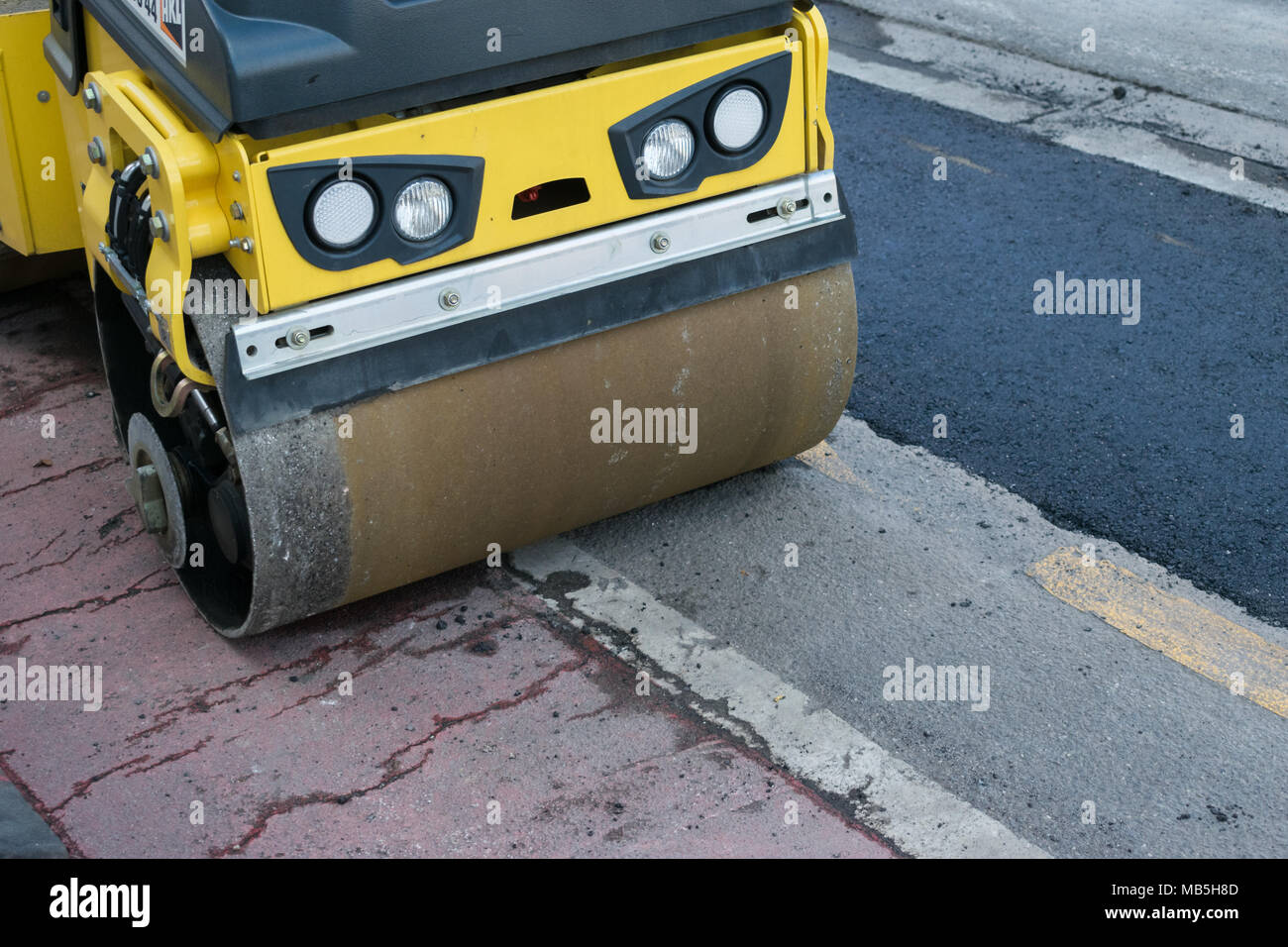 Compact steamroller flatten out asphalt hi-res stock photography and ...