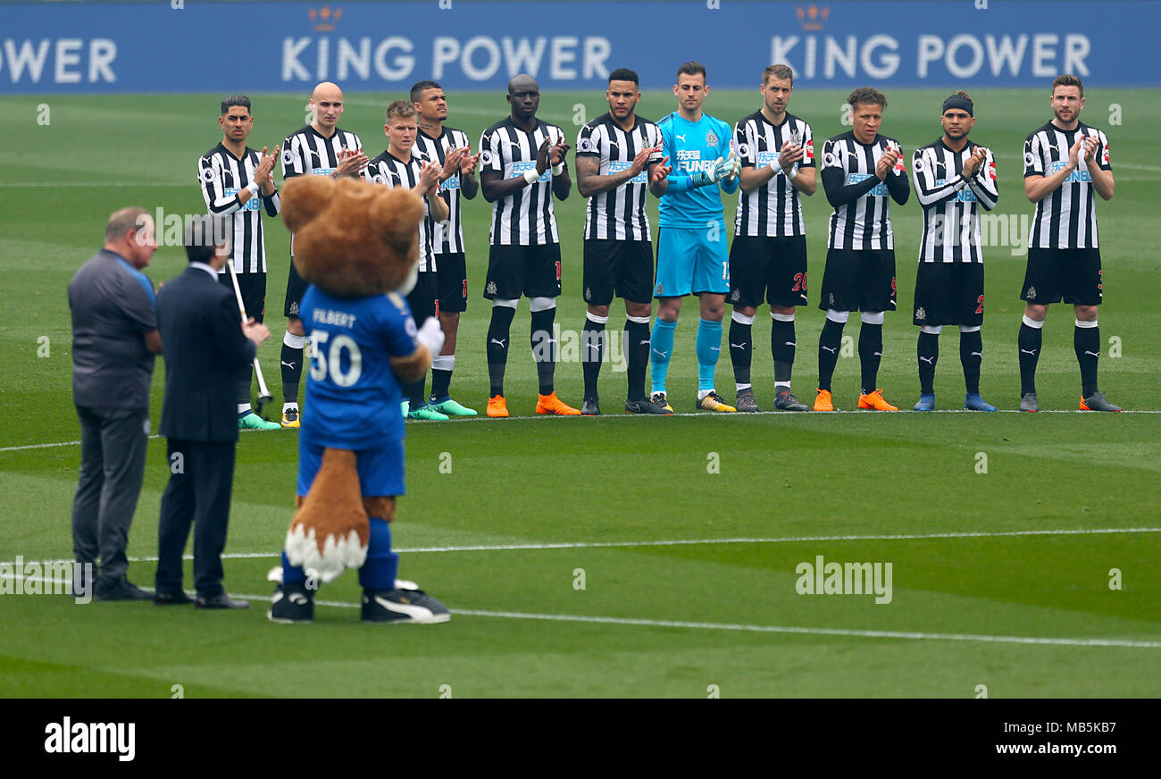 Newcastle United players line up for a minute's applause for Ray ...