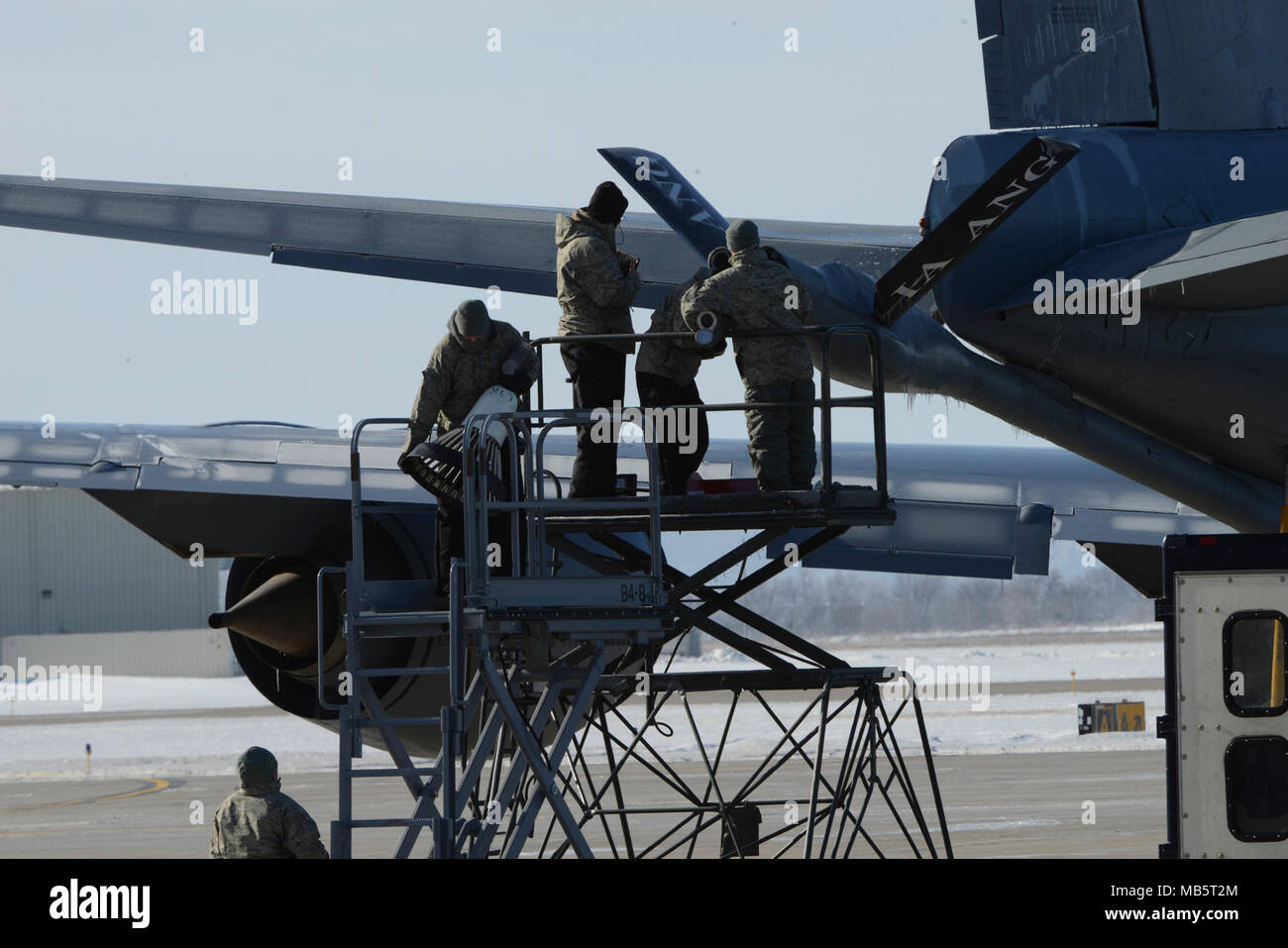 Drogue refueling basket hi-res stock photography and images - Alamy