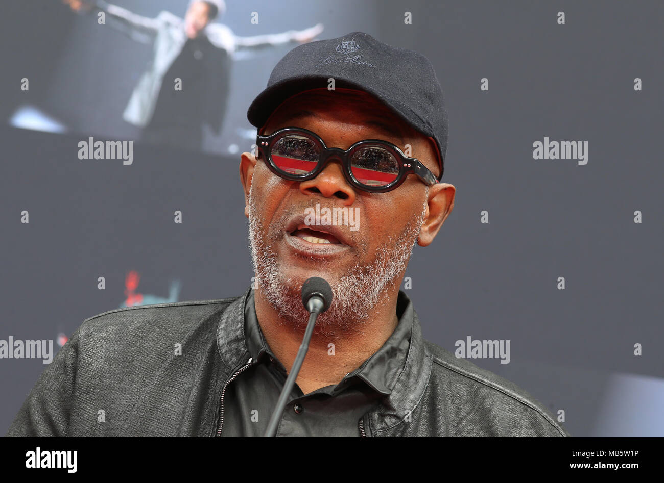 Samuel jackson samuel jackson hand hi-res stock photography and images ...