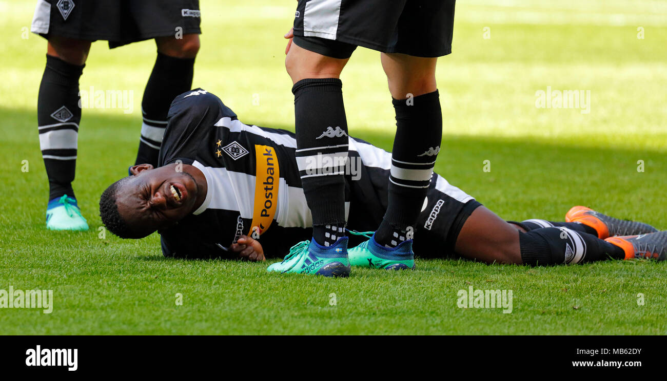 Contort face with pain hi-res stock photography and images - Alamy