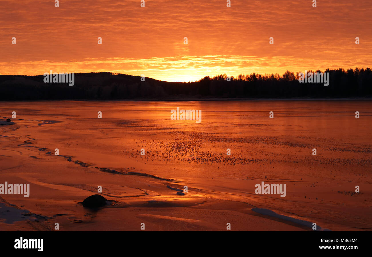 Ice frozen river hi-res stock photography and images - Alamy