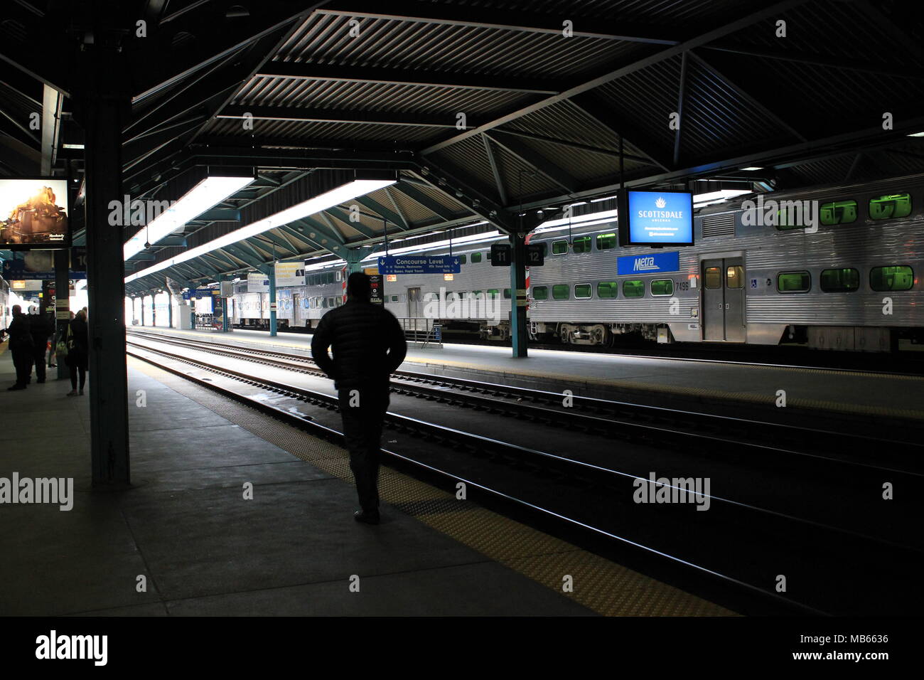 Train tracks and commuter loading platform at Chicago's downtown ...