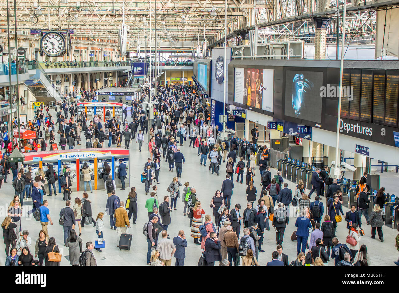 London train rush hour hi-res stock photography and images - Alamy