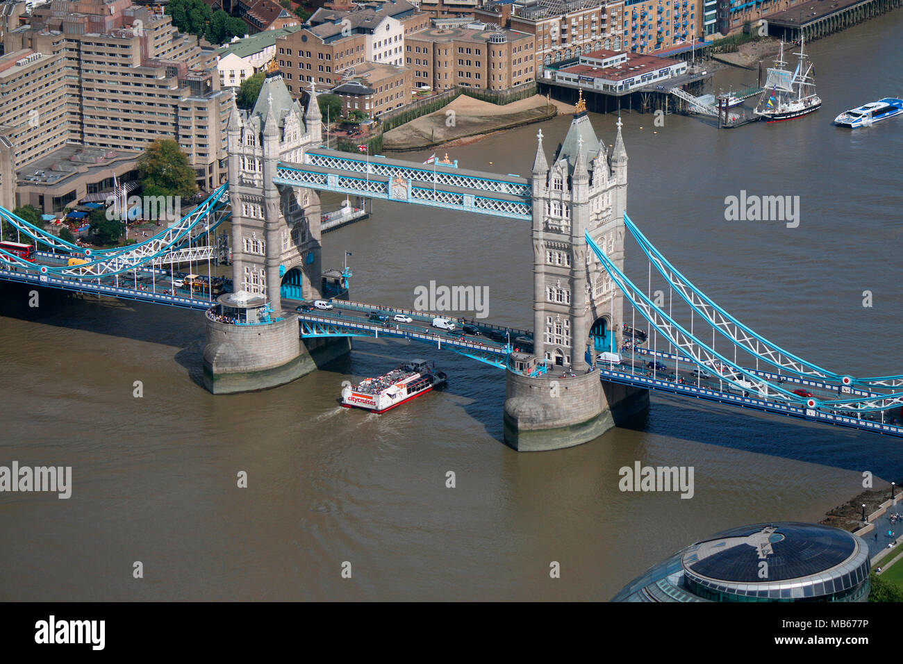 Luftbild: Tower Bridge, Themse, London, England Stock Photo - Alamy