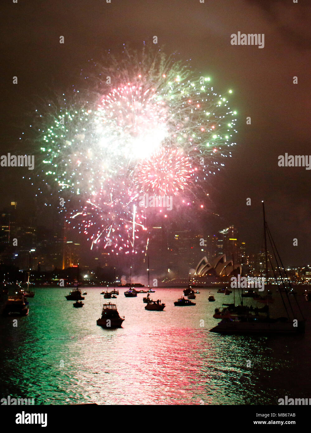 New Years Eve fireworks in Sydney: 8 tons of fireworks set the sky on ...