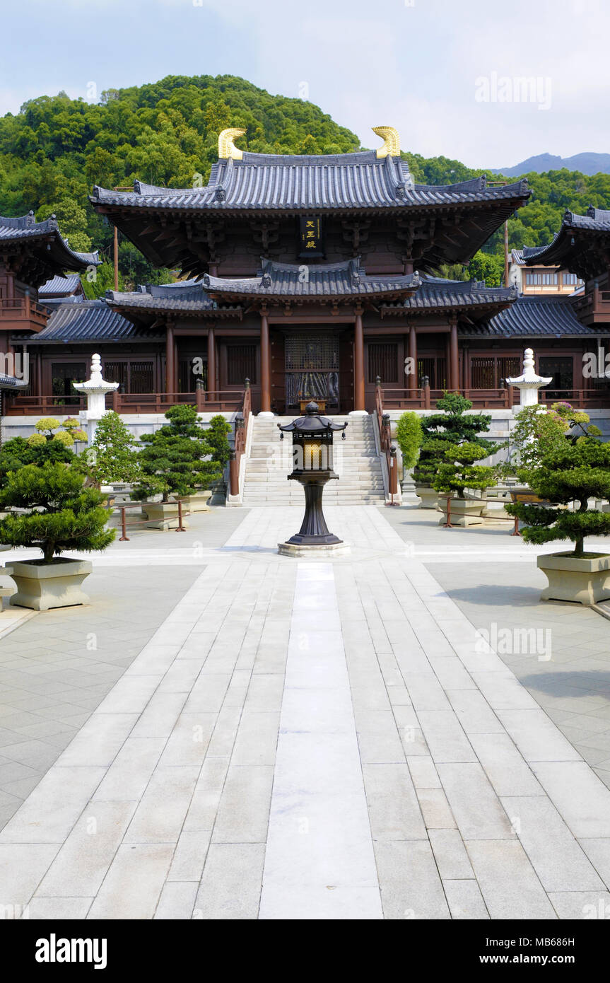 Photo ancient chinese entrance door hi-res stock photography and images ...