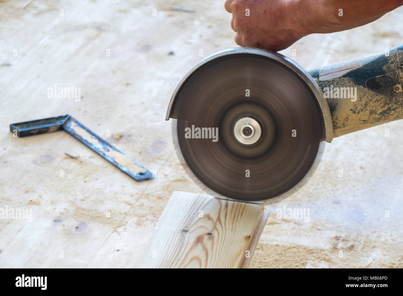Man using a circular saw to cut floor material Stock Photo - Alamy