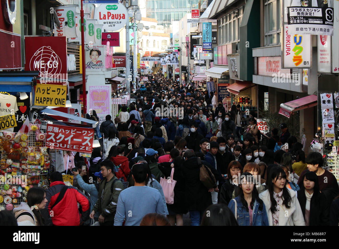 Crowded area hi-res stock photography and images - Alamy